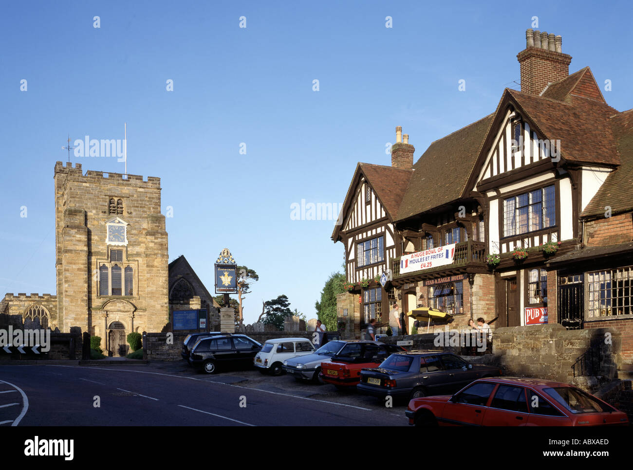 Goudhurst, Pub und Kirche Stock Photo - Alamy