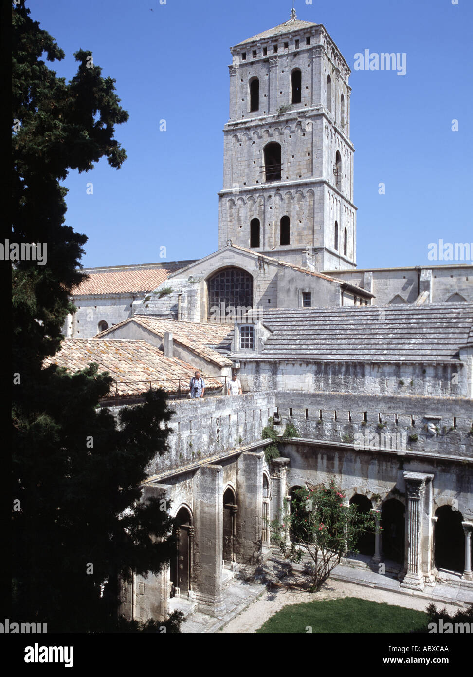 Arles, Kathedrale St-Trophime, Kreuzgang und Turm Stock Photo - Alamy