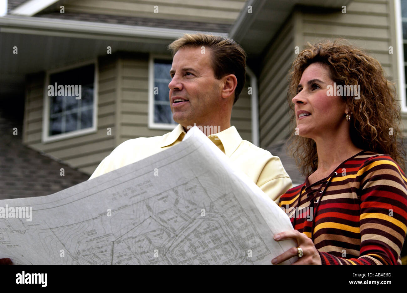 Couple looking at house plans Stock Photo - Alamy