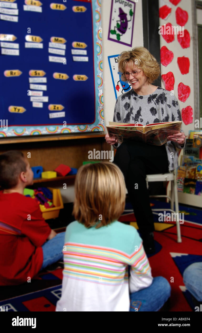 Reading a story to a class hi-res stock photography and images - Alamy