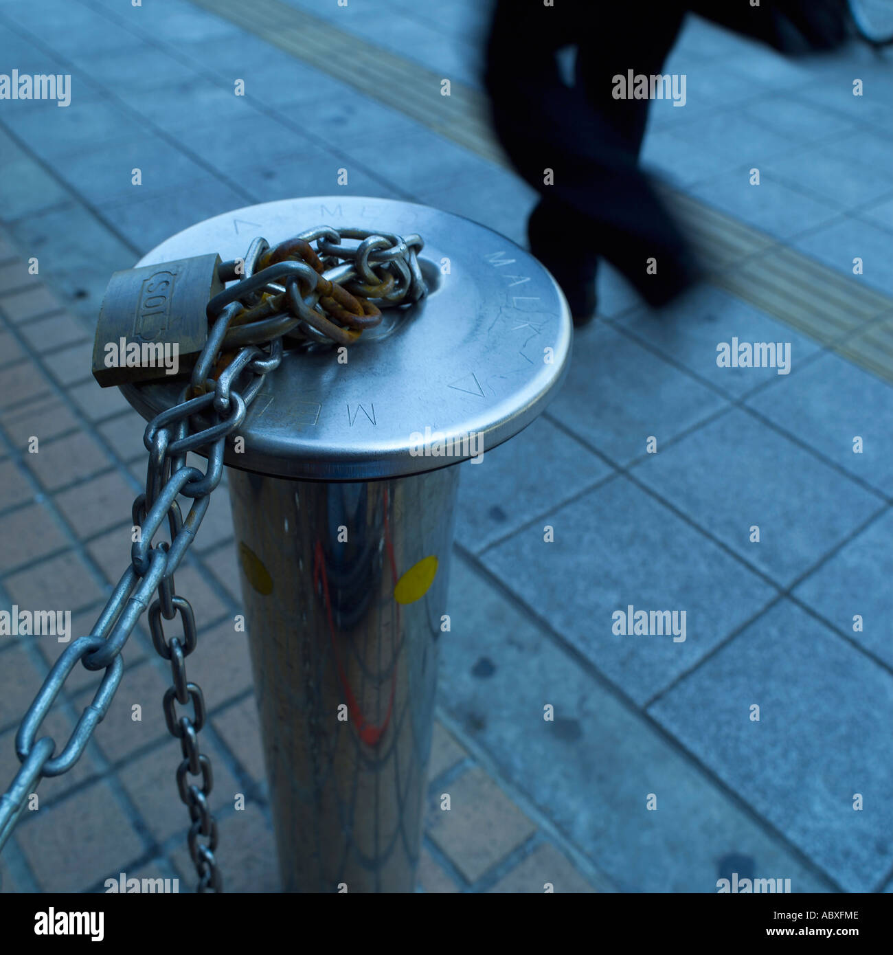Chain link pole close up Stock Photo - Alamy