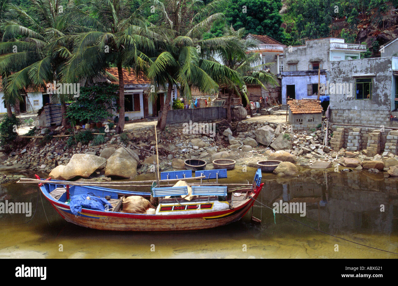 Small vietnamese boat in hi-res stock photography and images - Alamy