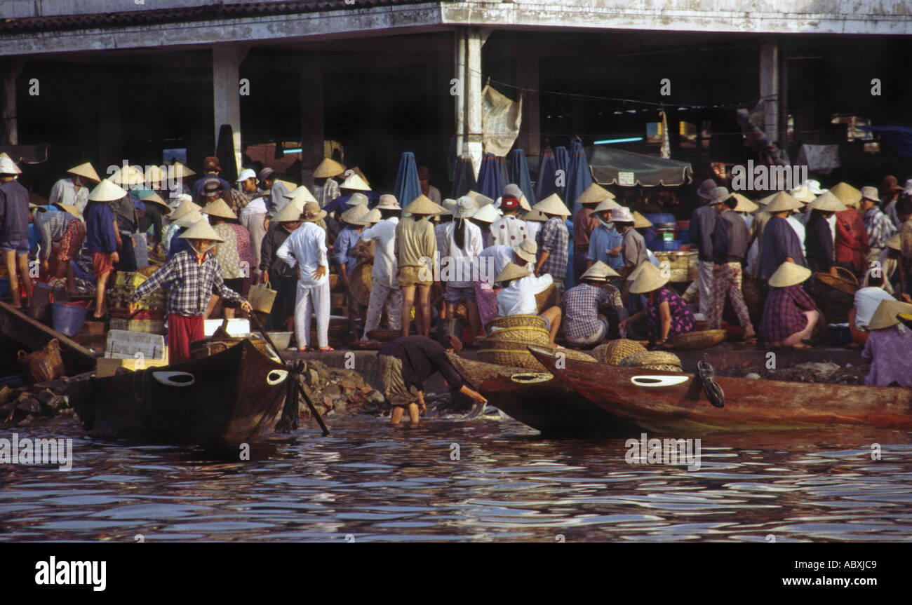 Busy waterfront fish market in Hoi An in Vietnam Stock Photo - Alamy