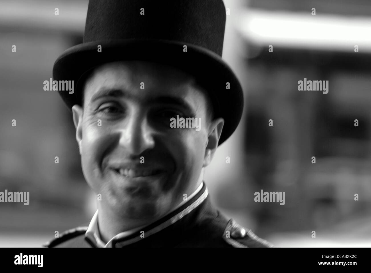 porter hotel hotelier porter valise man concierge Stock Photo - Alamy