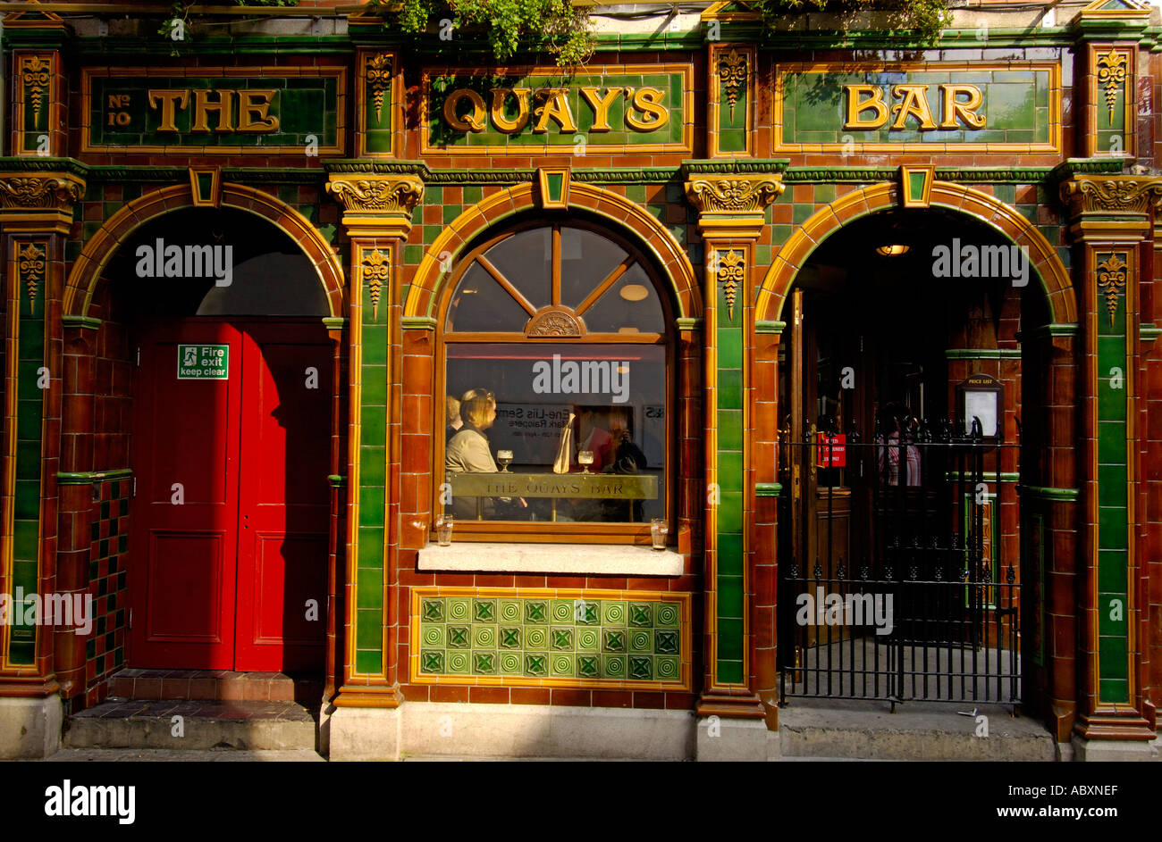 The Quays Pub Temple Bar Dublin Stock Photo - Alamy