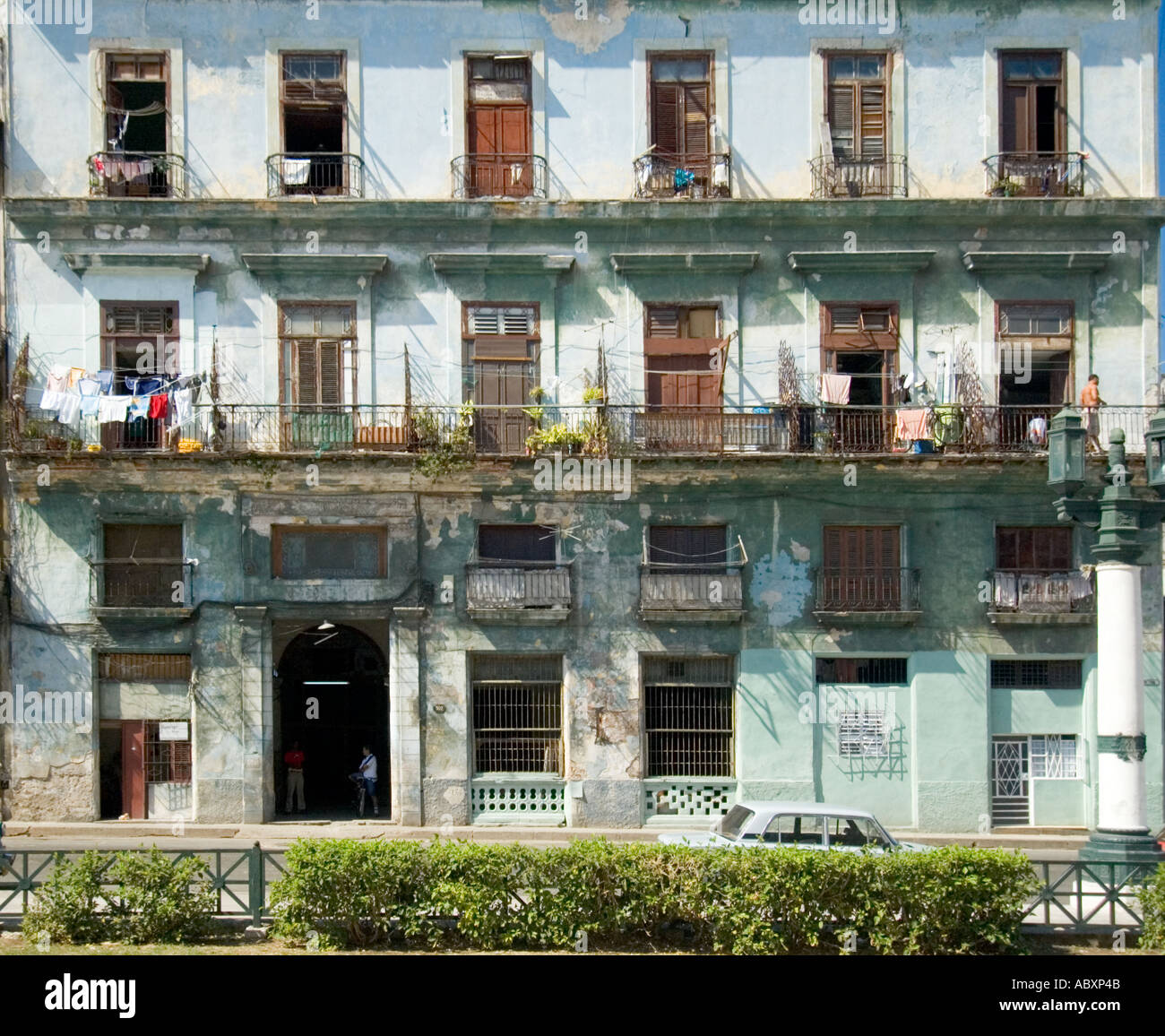 Run down apartment building hi-res stock photography and images - Alamy