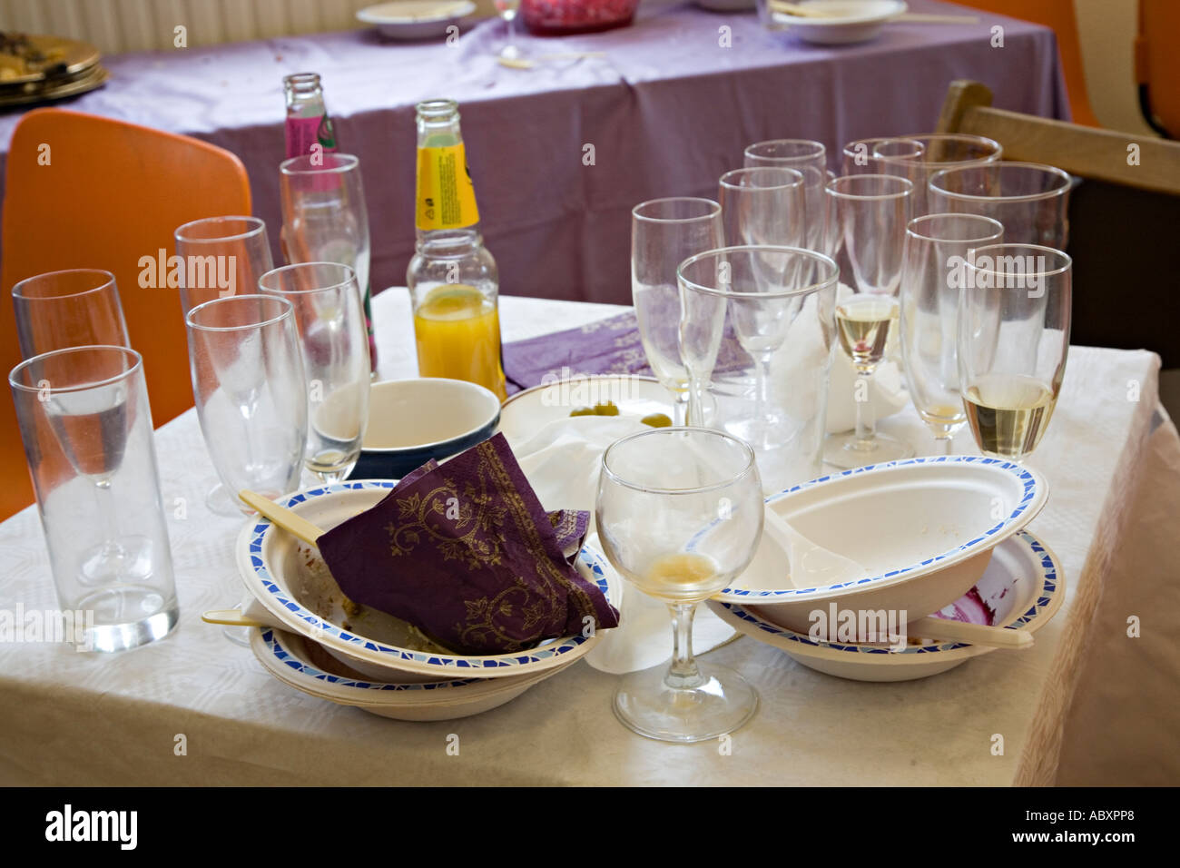 Dirty paper plates hi-res stock photography and images - Alamy