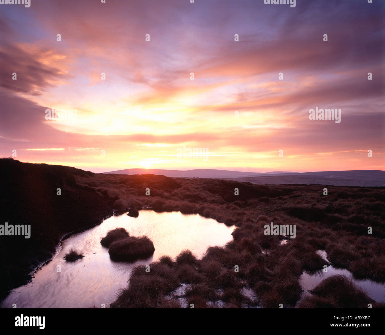 Sun rising over valley uk hi-res stock photography and images - Alamy