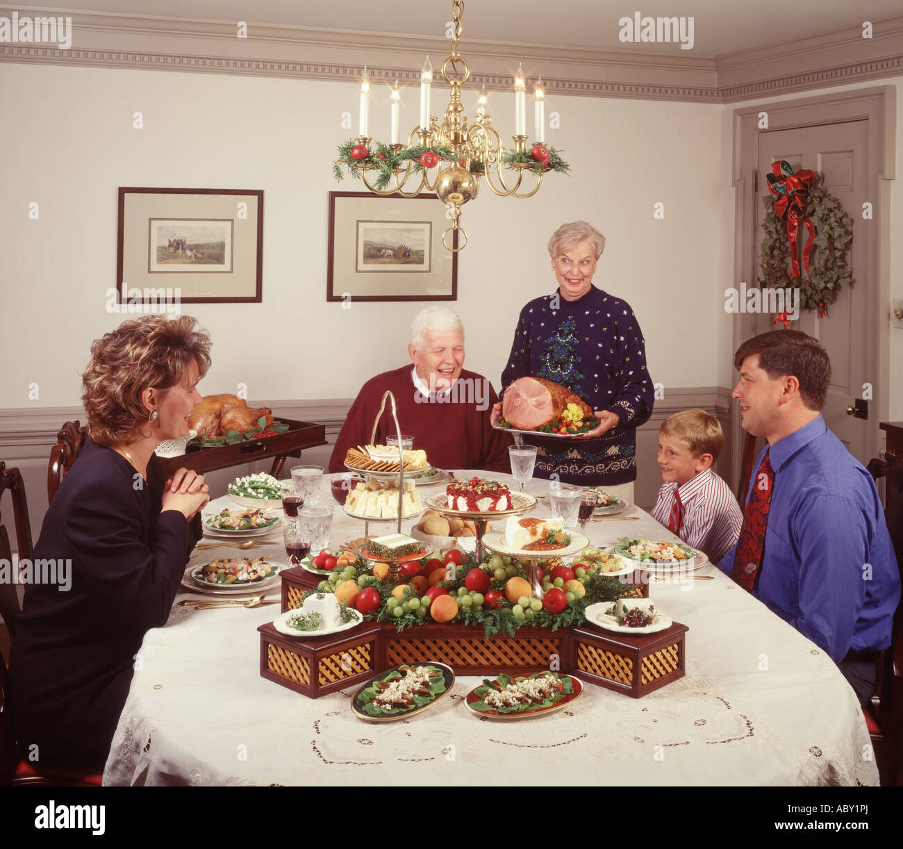 Sunday dinner family hi-res stock photography and images - Alamy