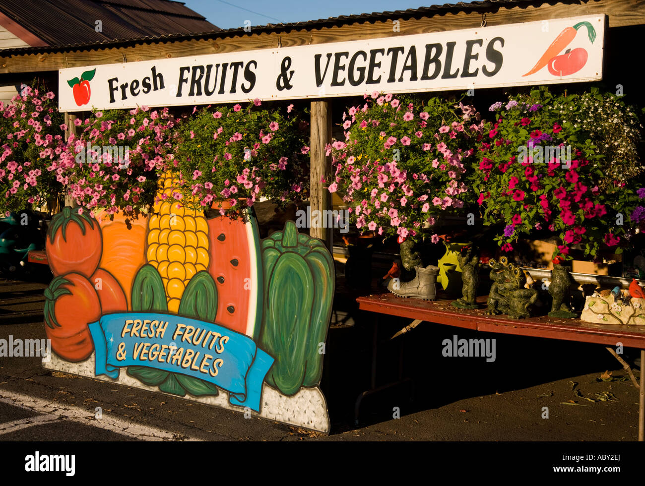 Farmstand selling fruits and vegetables Stock Photo - Alamy
