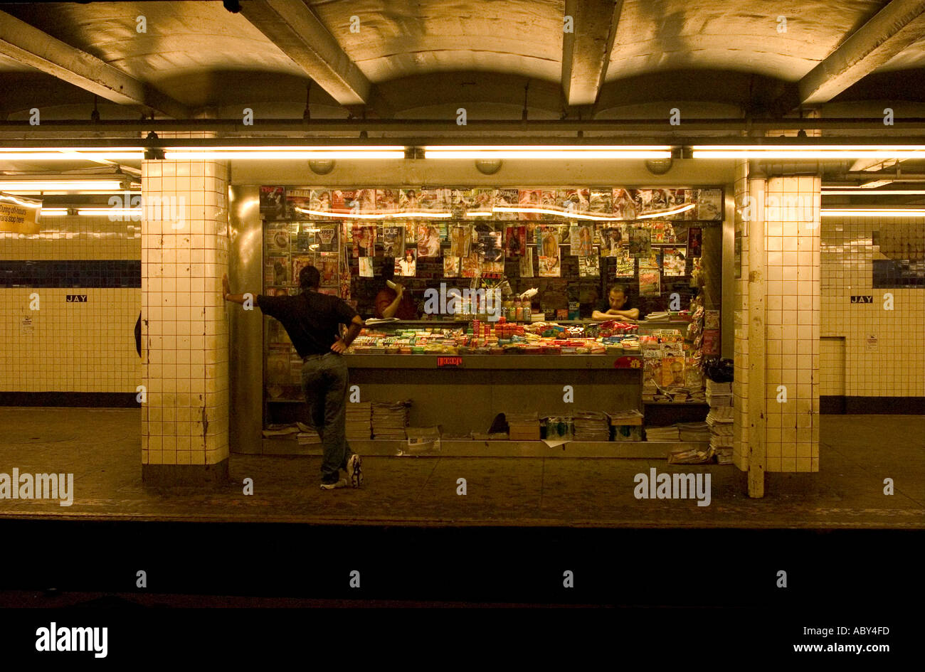 Subway newsstands hi-res stock photography and images - Alamy