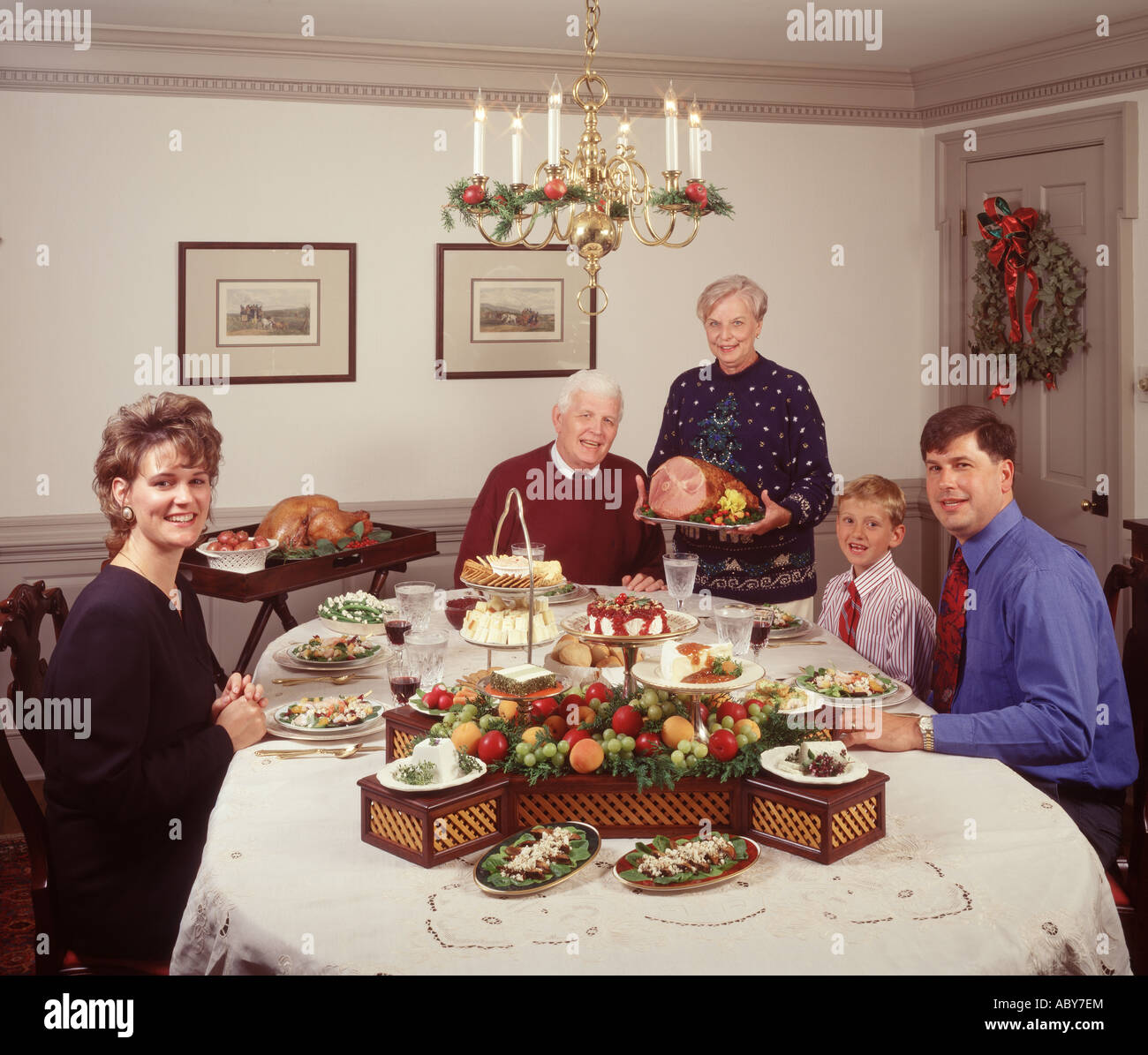Sunday dinner family hi-res stock photography and images - Alamy