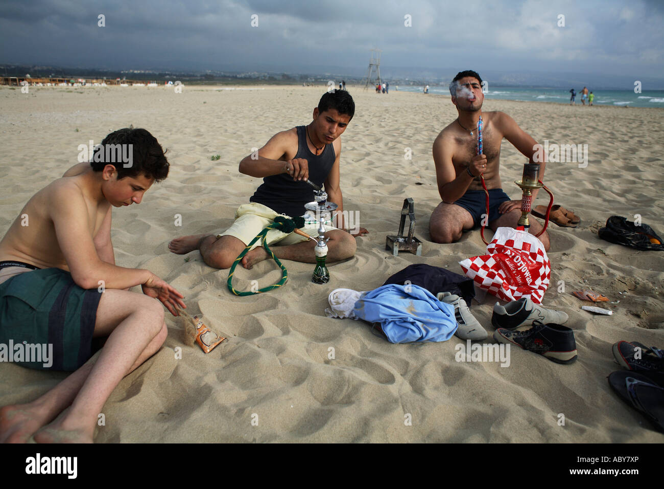 Boys smoking shisha hi-res stock photography and images - Alamy