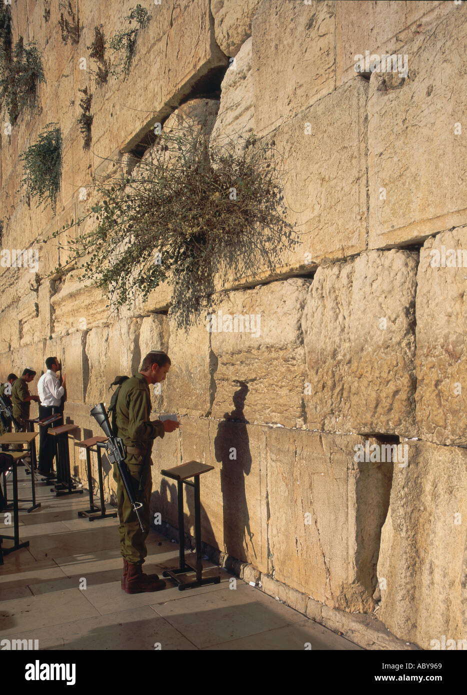 Israel soldiers praying hi-res stock photography and images - Alamy
