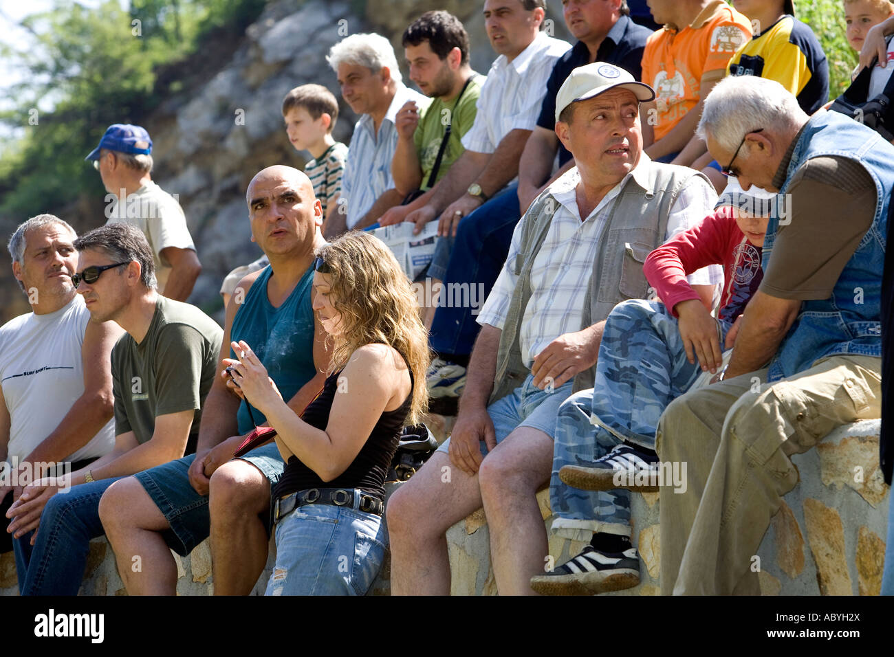 public look at show many people Stock Photo - Alamy