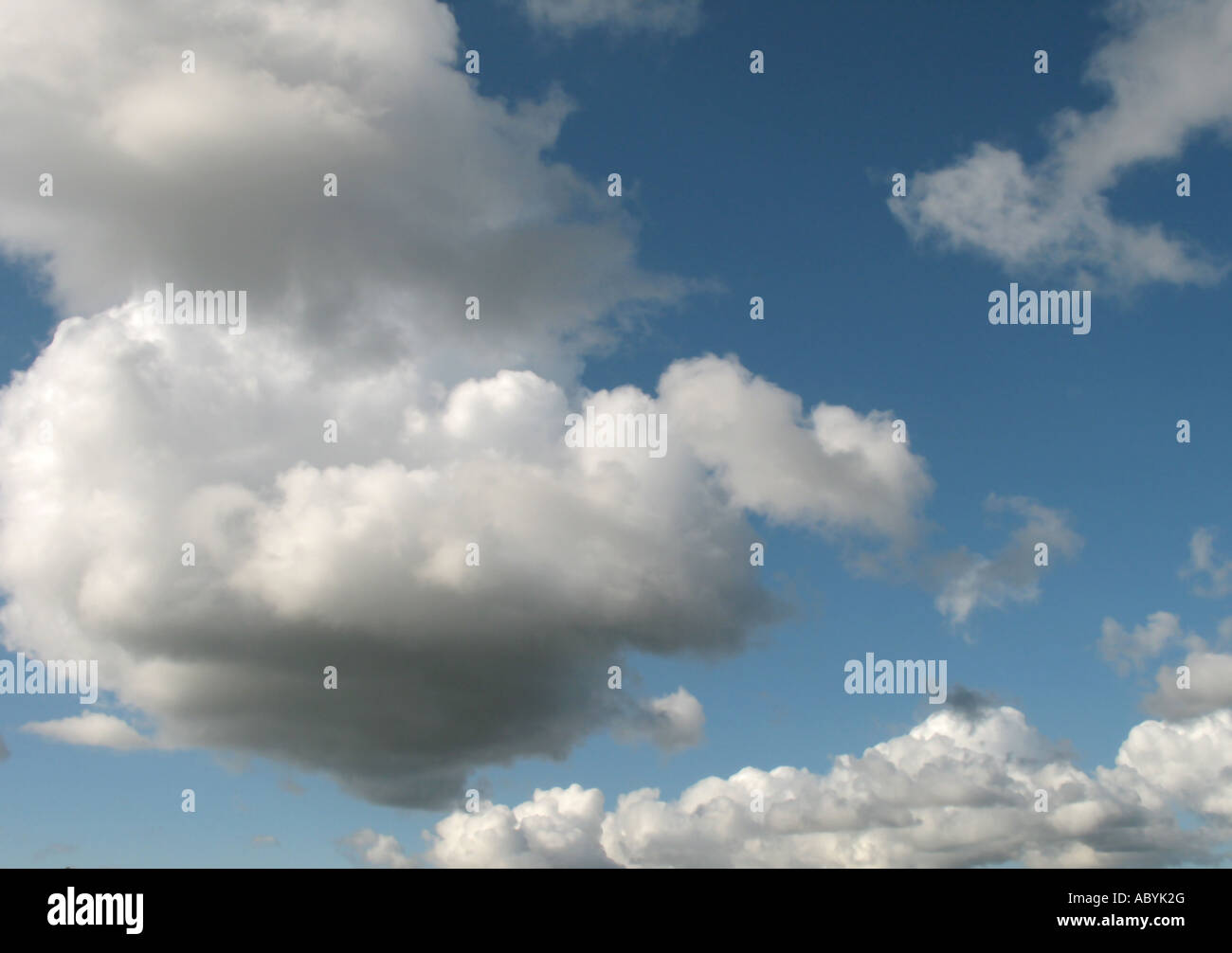 Low flying cumulus clouds Stock Photo - Alamy