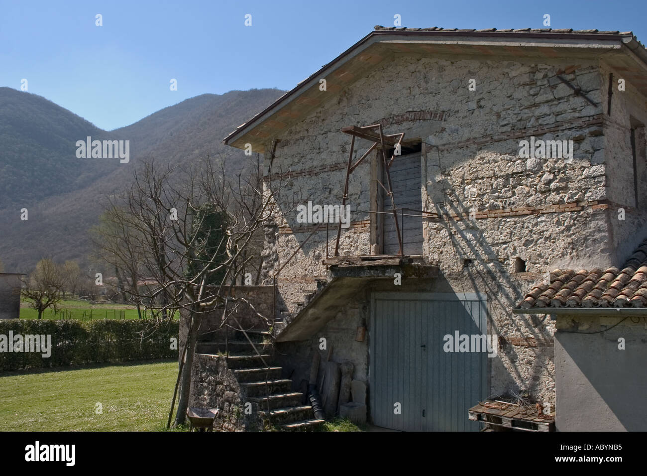 Rural building in Italy Stock Photo - Alamy