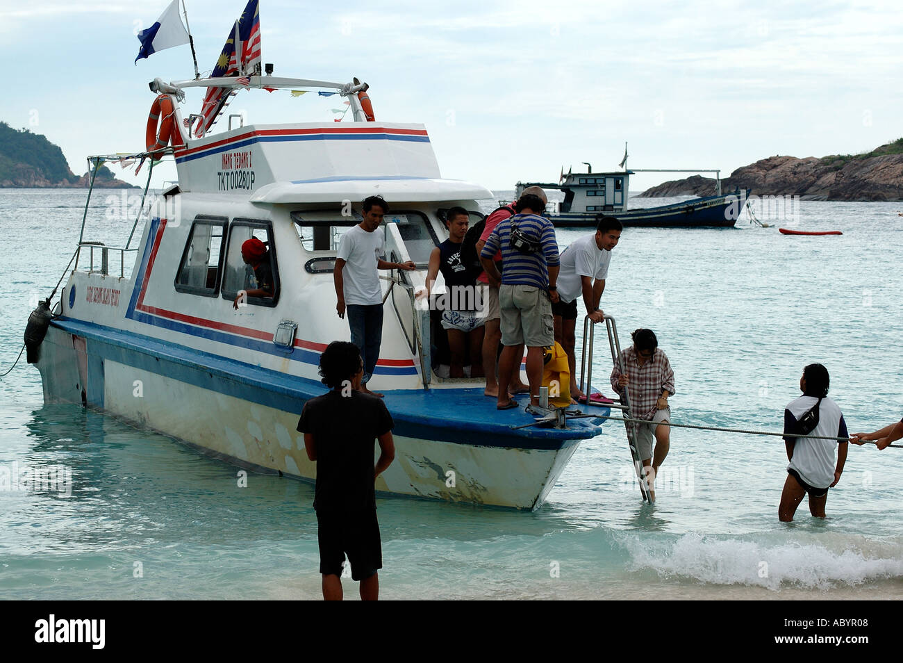 Speed Boat unloading passengers at a tropical island resort Stock Photo ...