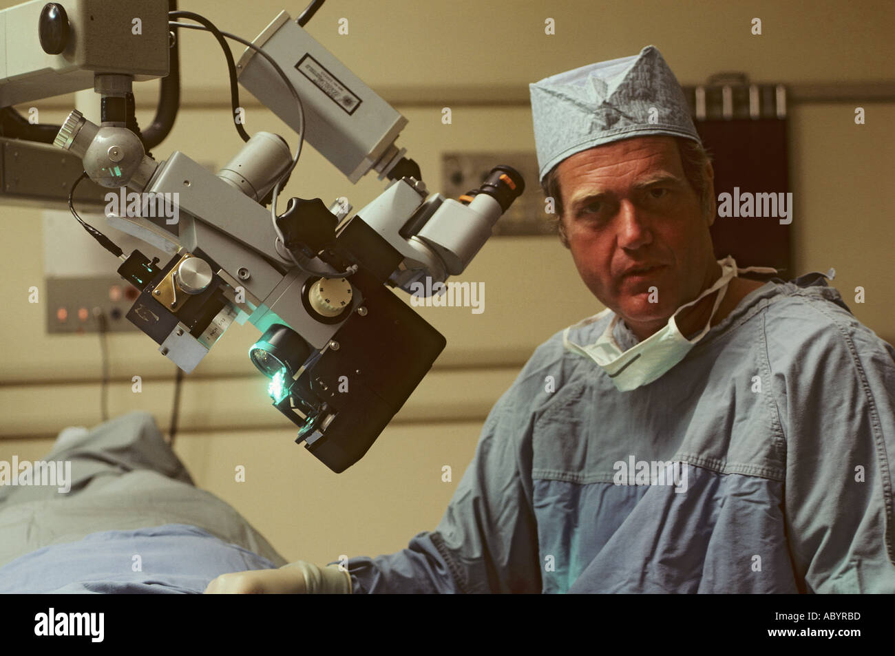 Microscopic surgery hi-res stock photography and images - Alamy