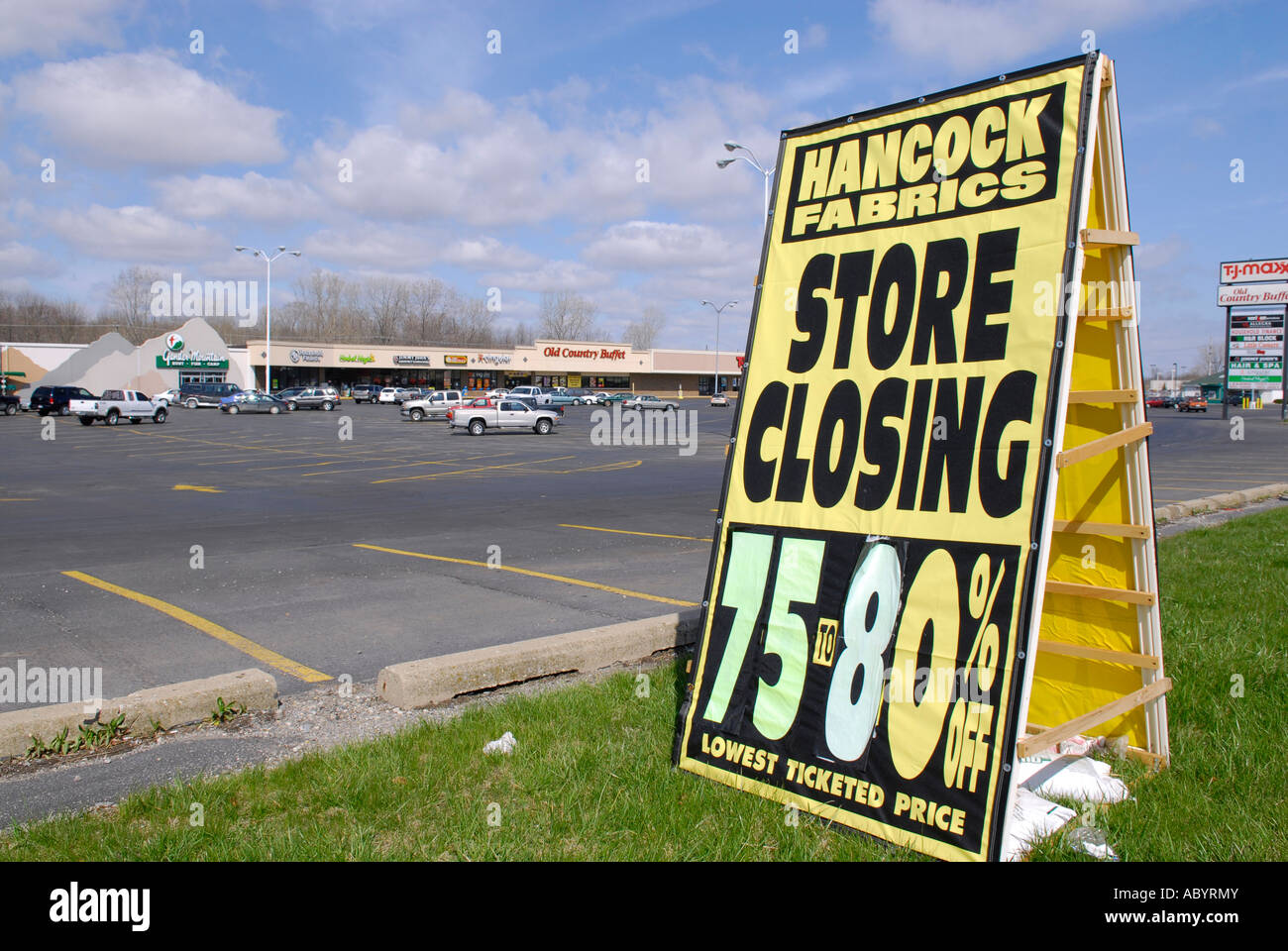 Going out of Business store closing sign Stock Photo - Alamy
