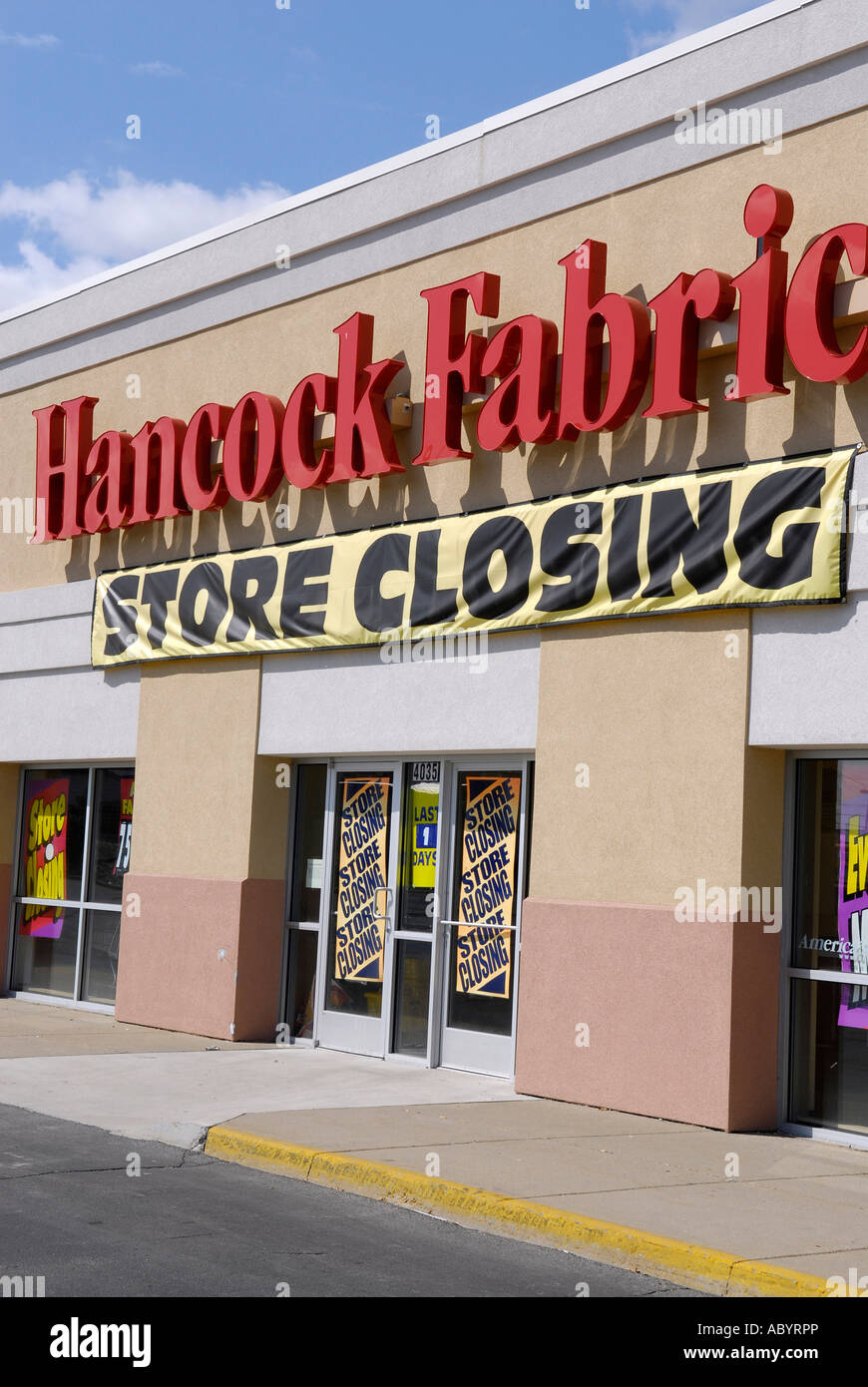 Going out of Business store closing sign Stock Photo - Alamy