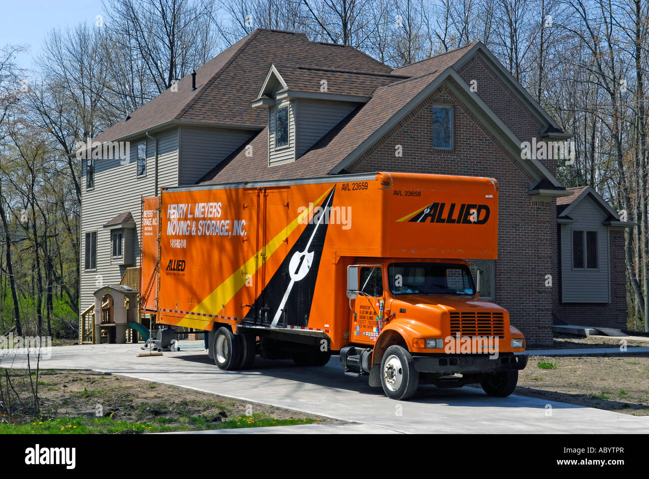 Truck hauling house hi-res stock photography and images - Alamy