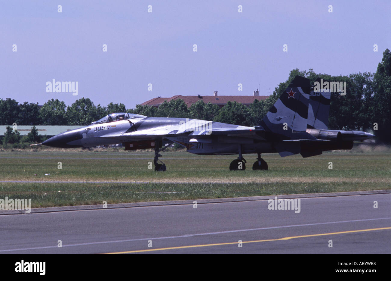 Sukhoi su 27 flanker jet fighter hi-res stock photography and images ...