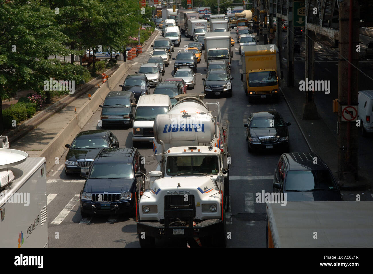 Cars traffic highway queens hi-res stock photography and images - Alamy