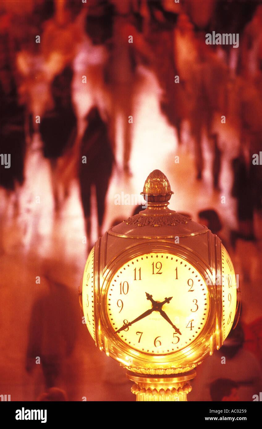 Commuter clock Grand Central Station at rush hour NYC Stock Photo - Alamy