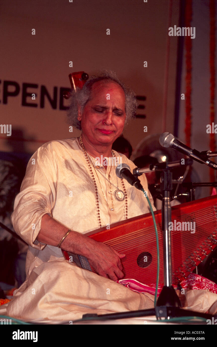 Classical classical singer hi-res stock photography and images - Alamy