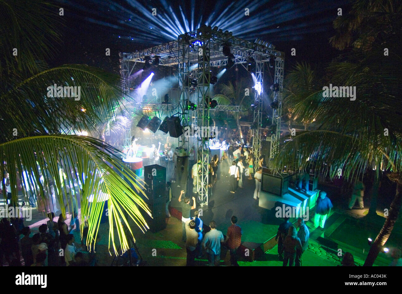 Party entertainment hi-res stock photography and images - Alamy