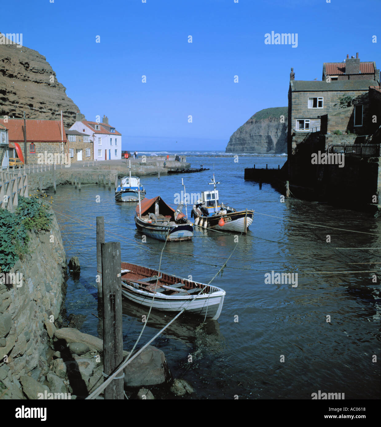 Pretty fishing boats and cottages, picturesque village of Staithes ...