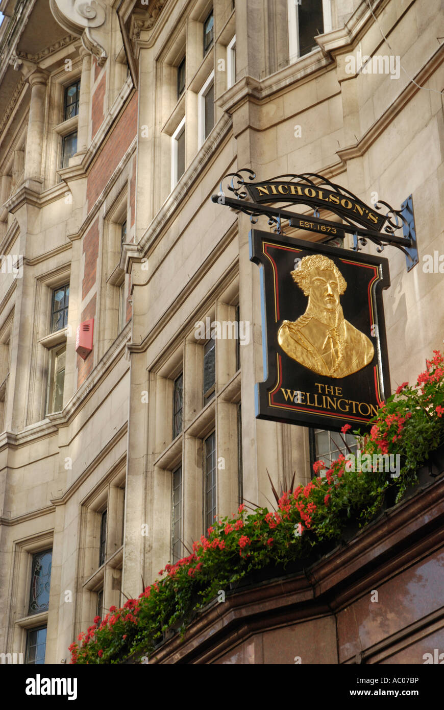 The Wellington pub in the Strand London Stock Photo - Alamy