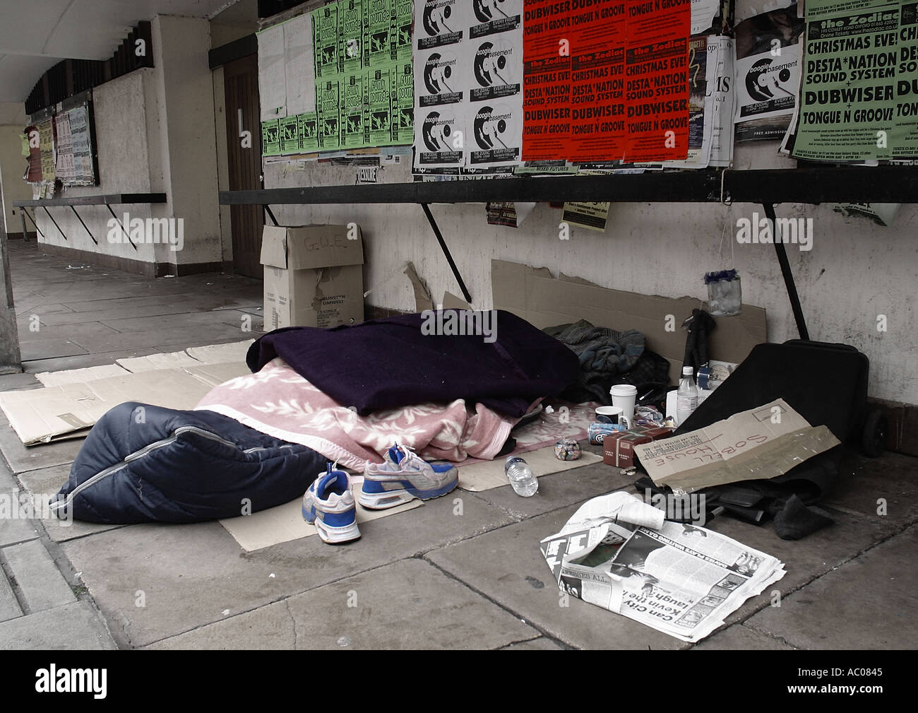 Homeless people sleeping on the streets Stock Photo - Alamy