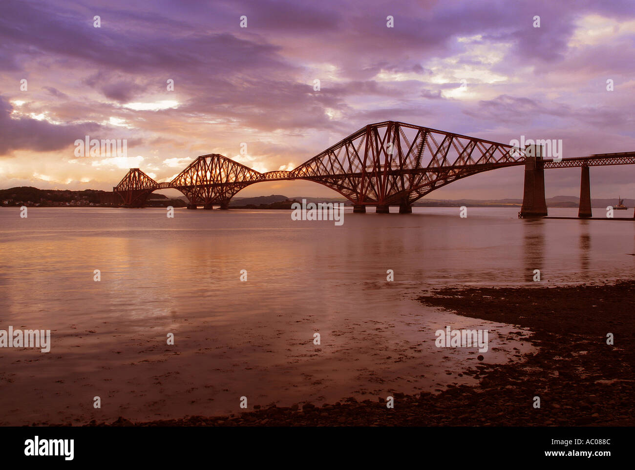 Painting the forth bridge hi-res stock photography and images - Alamy