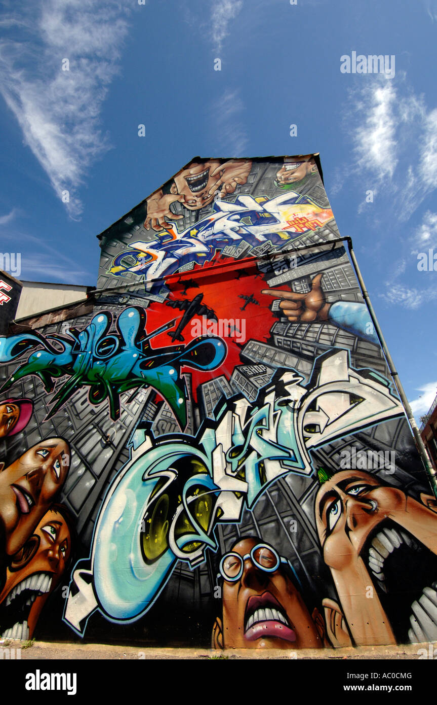 City back street graffiti hi-res stock photography and images - Alamy