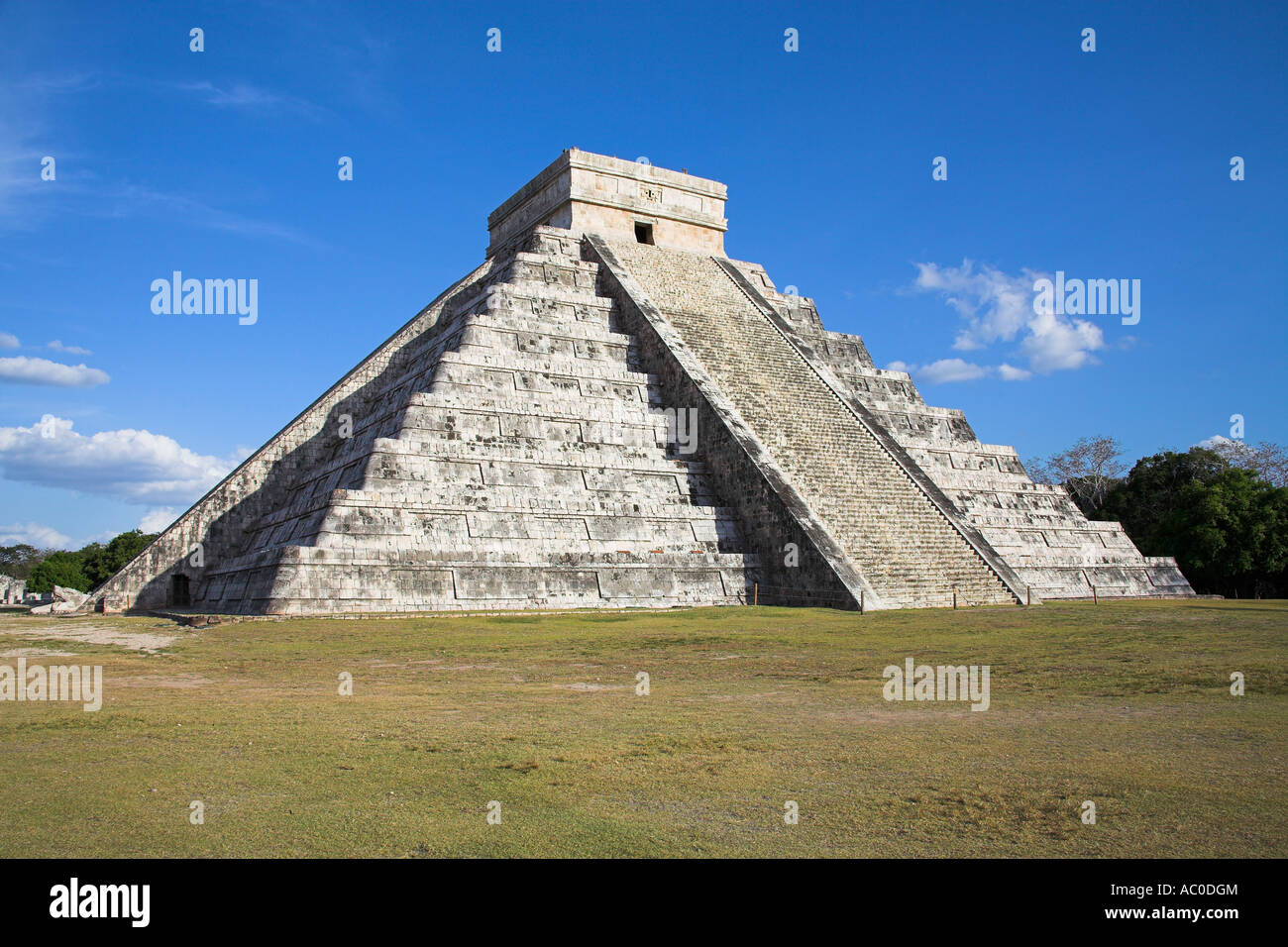 Piramide de kukulcan mexico maya hi-res stock photography and images ...