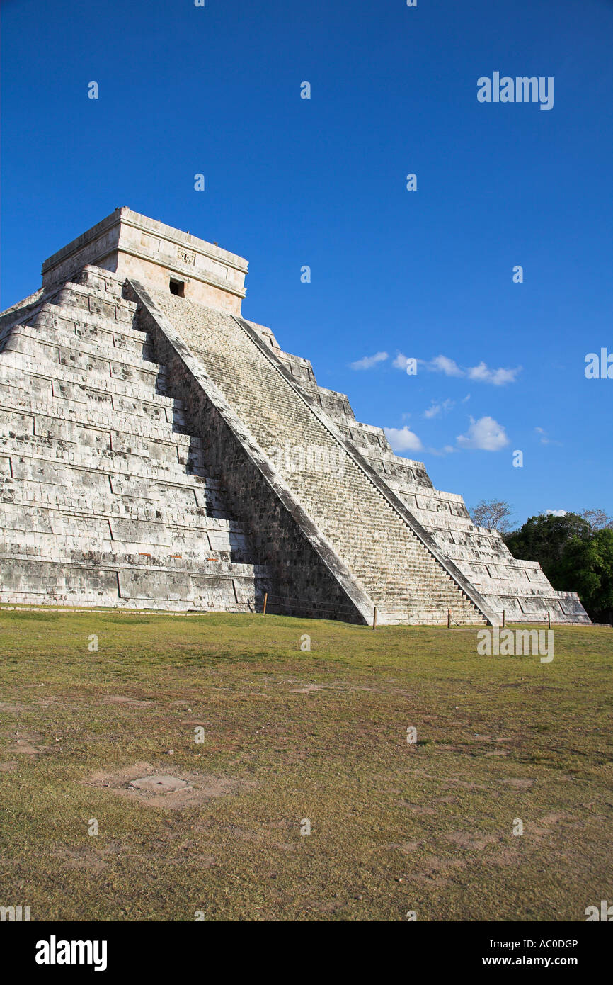 Piramide maya el castillo hi-res stock photography and images - Alamy