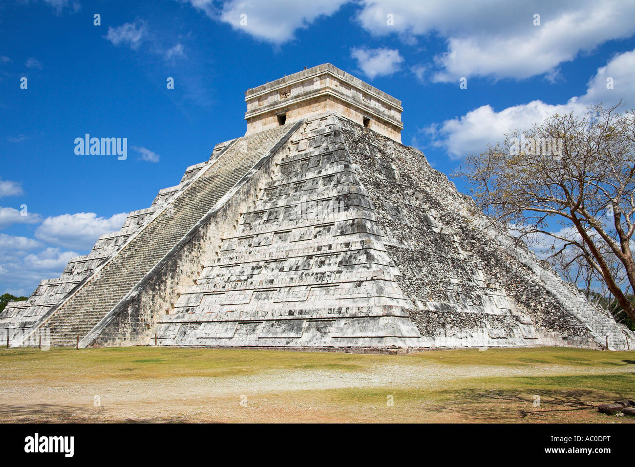 Piramide maya el castillo hi-res stock photography and images - Alamy