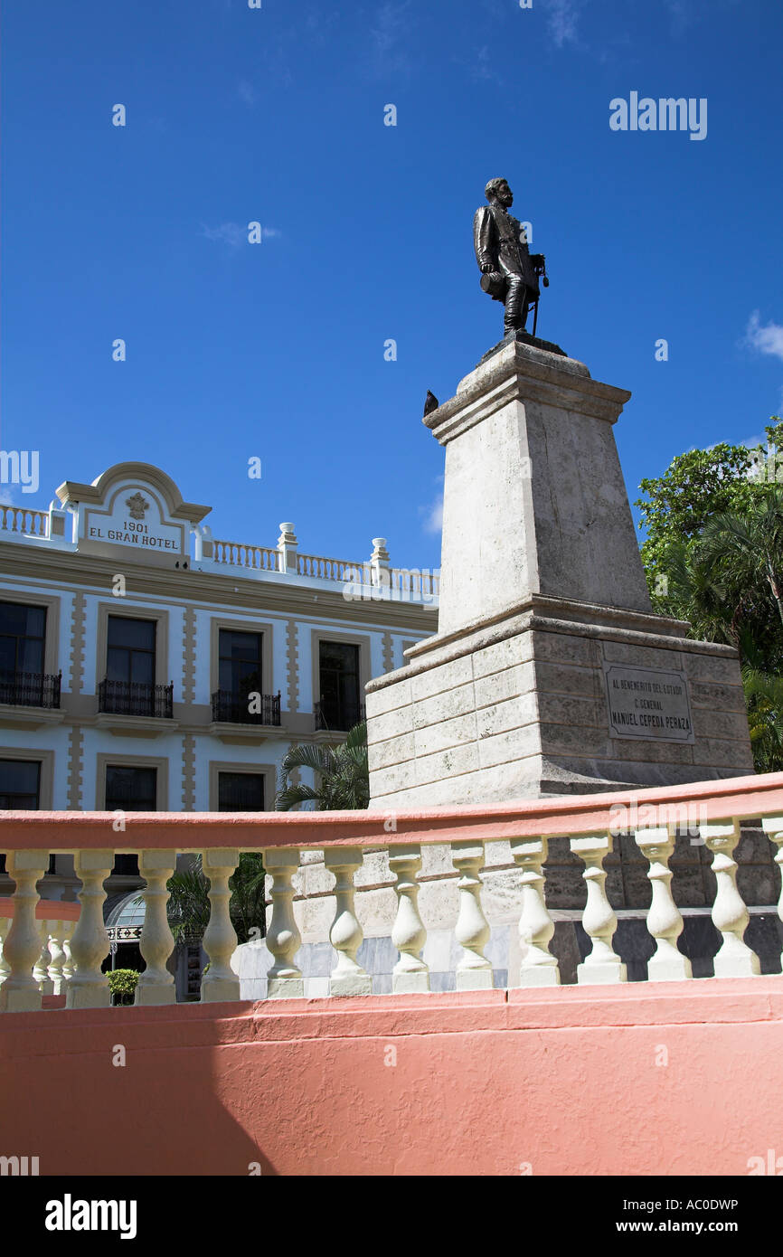 Monument to General Manuel Cepeda Peraza and El Gran Hotel, Merida ...