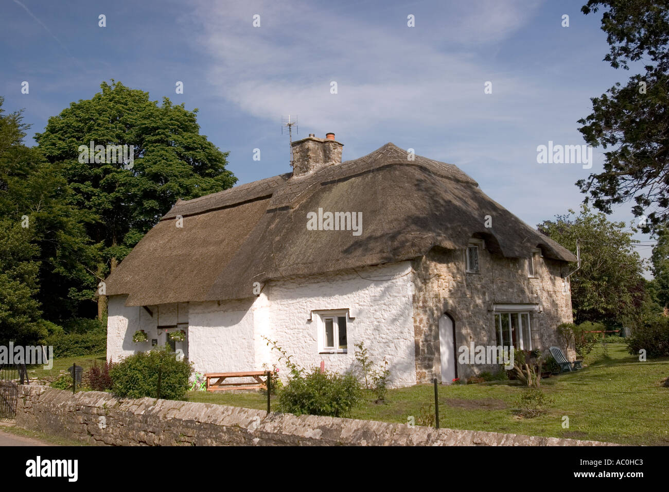 Welsh thatched roof cottage hi-res stock photography and images - Alamy