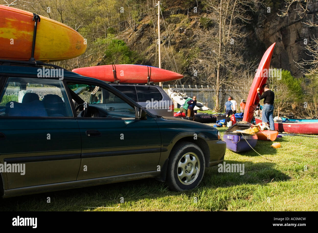 Kayaks on top of a car Stock Photo - Alamy