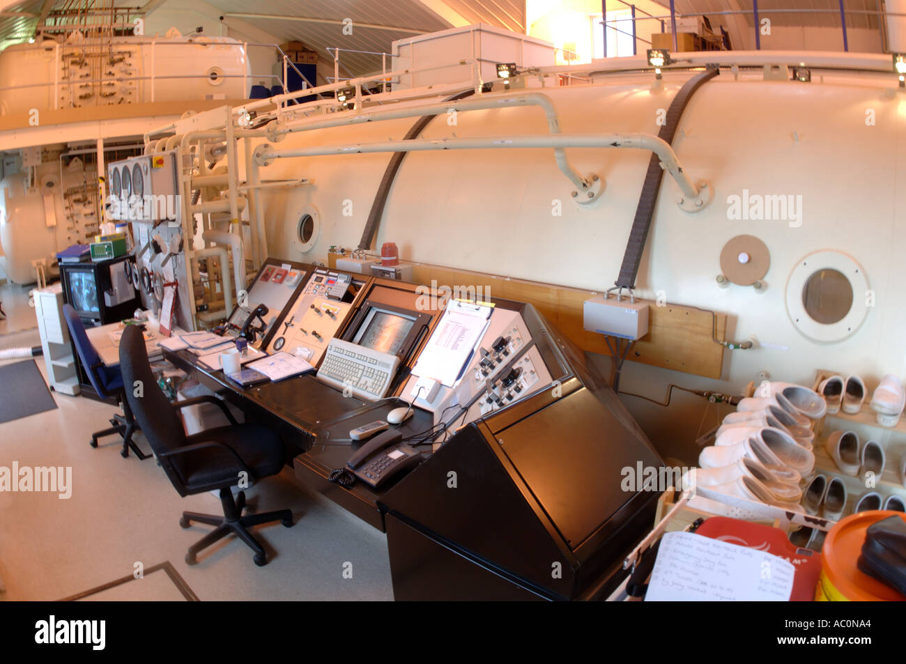 Recompression chamber hi-res stock photography and images - Alamy