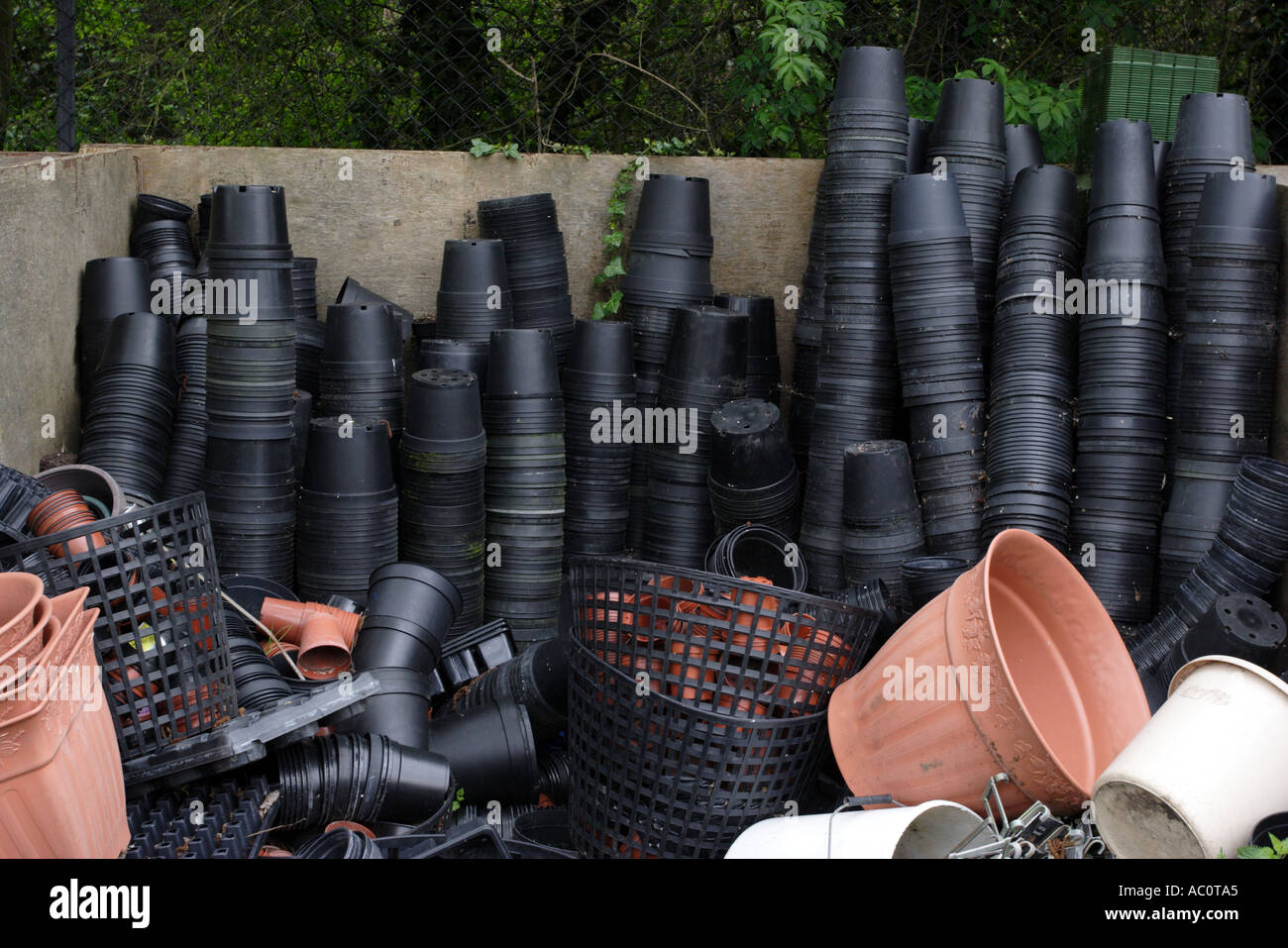 Flower pots and seed trays all jumbled up in a big pile Stock Photo - Alamy