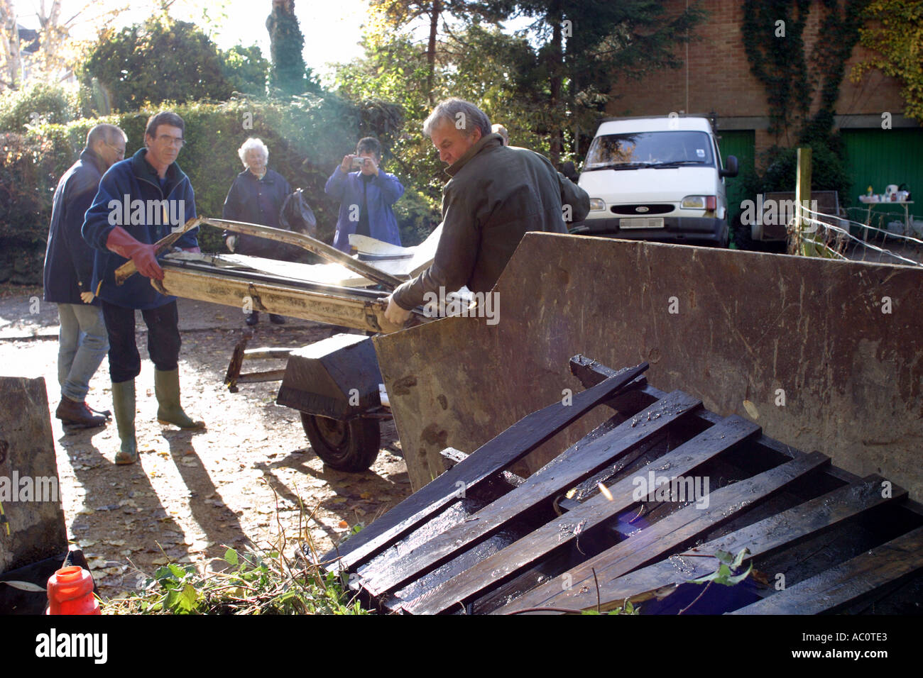 Community wide volunteer project hi-res stock photography and images ...