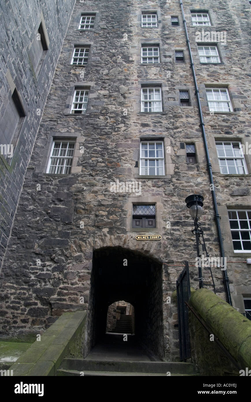 milnes court a very small passageway up to the royal mile in edinburgh ...