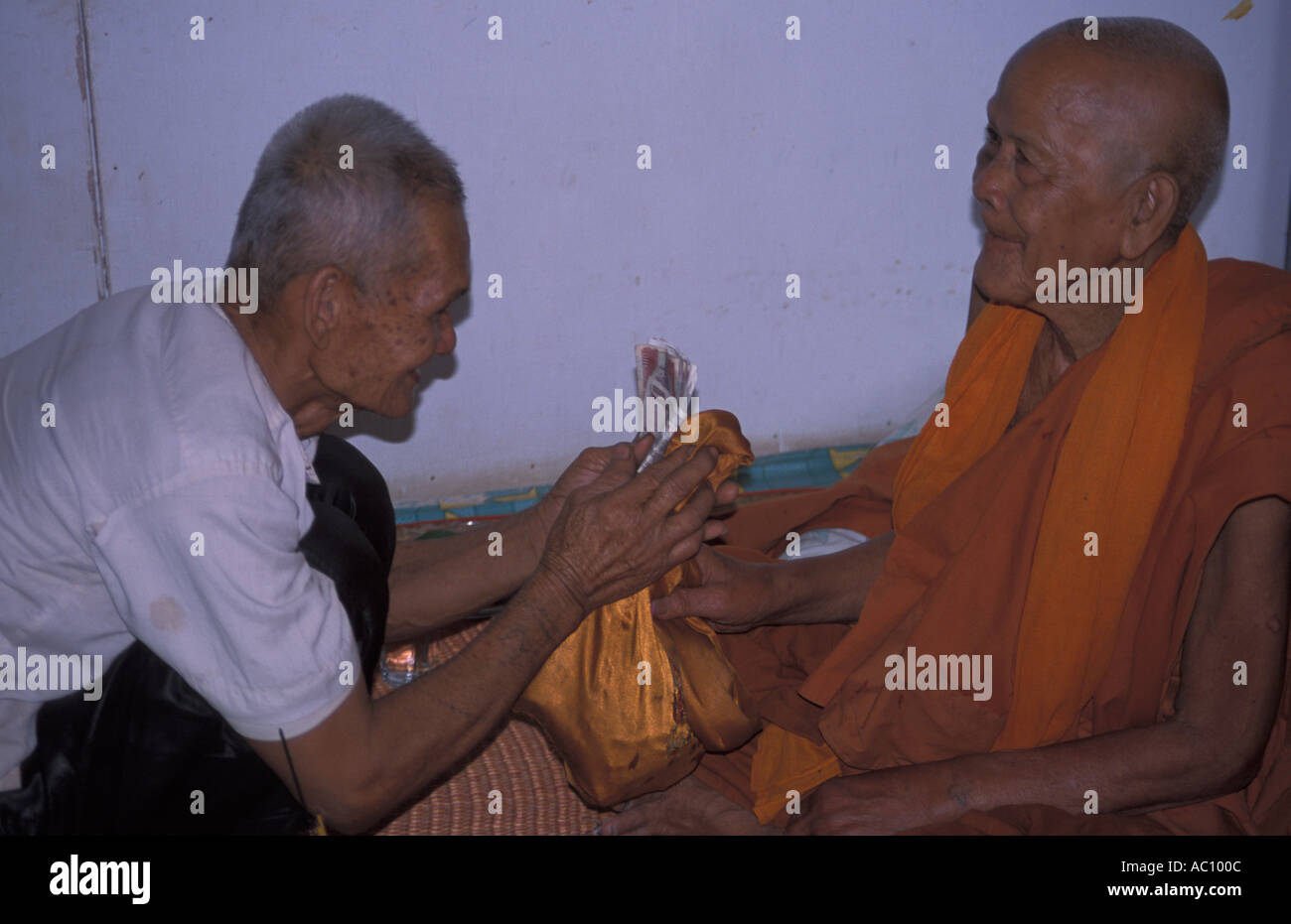 KHMER MAN GIVING MONK MONEY CAMBODIA Stock Photo - Alamy