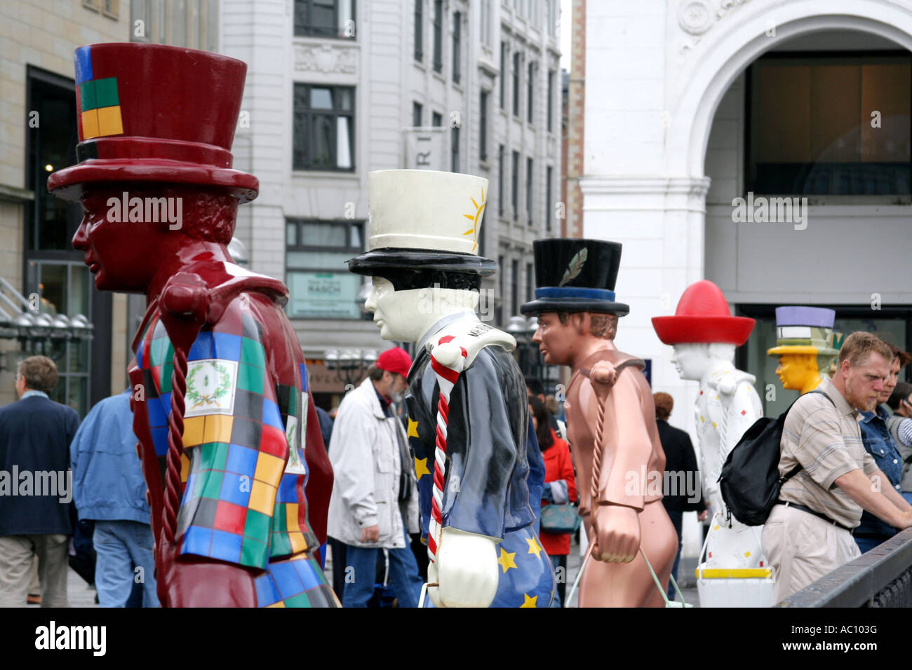 Statues of men carrying two buckets, Hamburg, Germany Stock Photo - Alamy