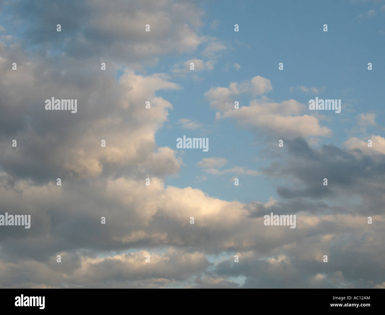 Low flying cumulus clouds Stock Photo - Alamy