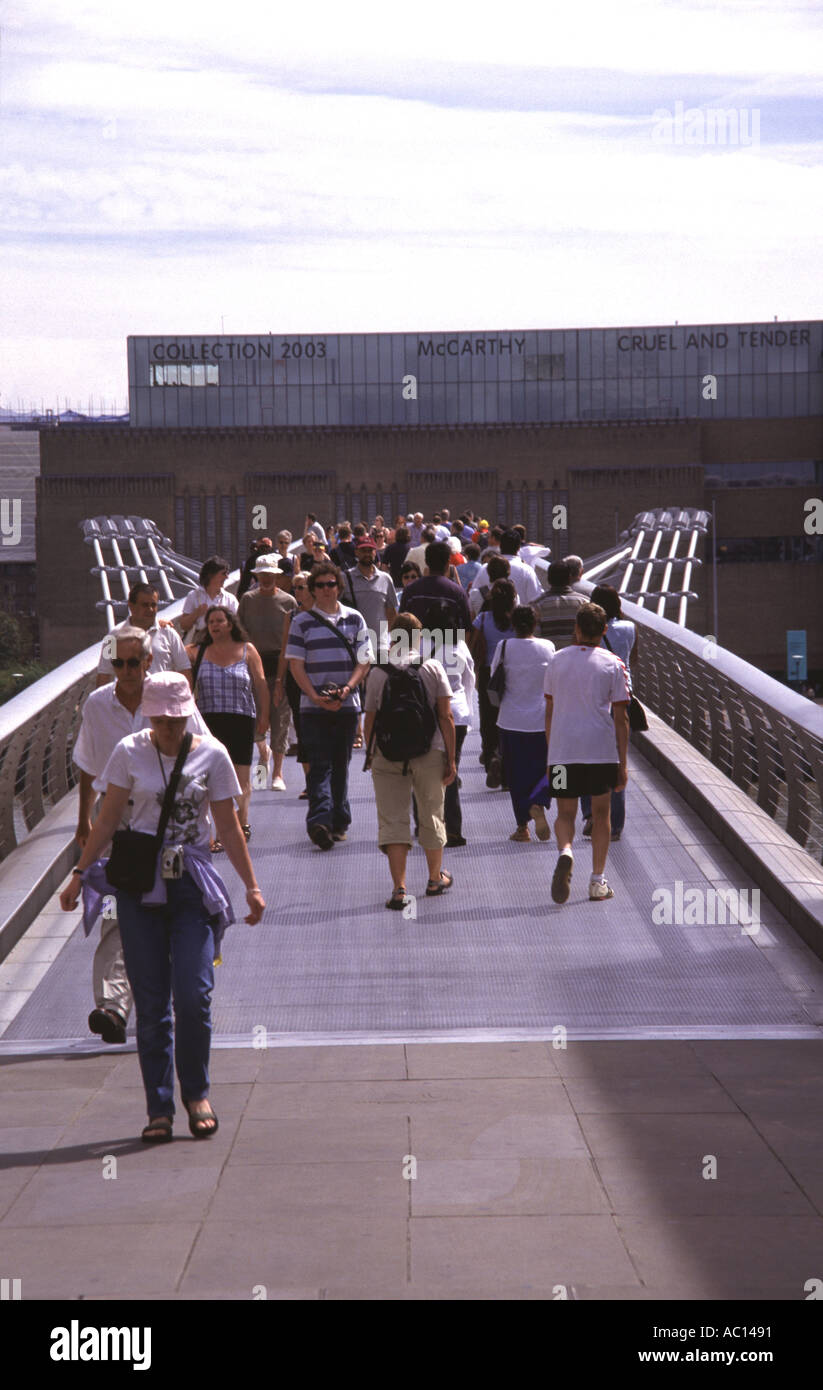 Crowd walking london hi-res stock photography and images - Alamy